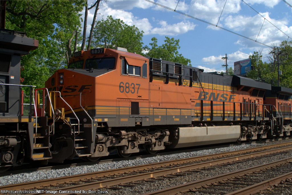 BNSF ES44C4 6837 trails on K040